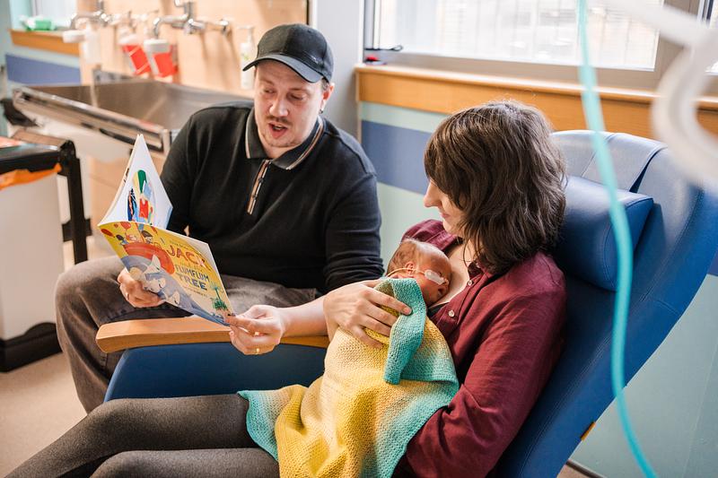 Reading to your baby in the neonatal unit - Scottish Book Trust